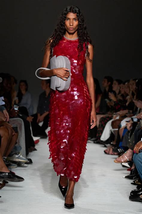 Cómo llevar elegante vestido de lentejuelas rojo como Amal Clooney Vogue