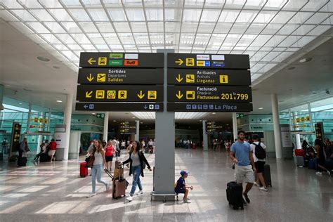 El Aeropuerto De Barcelona Suspendió Sus Operaciones Por La Reentrada