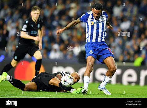 Wenderson Galeno Do Porto Disputa O Lance Com Denis Odoi Do Club Brugge