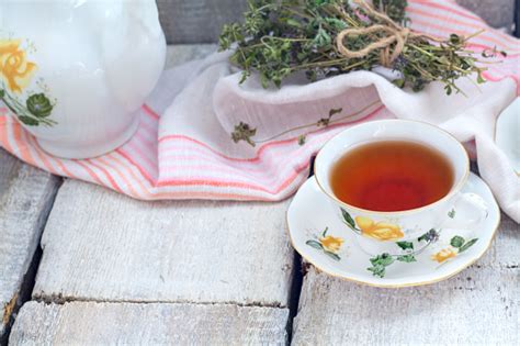 어두운 세 소박한 배경 텍스트에 대 한 장소에 허브 차 한잔 Fresh Faces In Fashion에 대한 스톡 사진 및 기타 이미지 Fresh Faces In