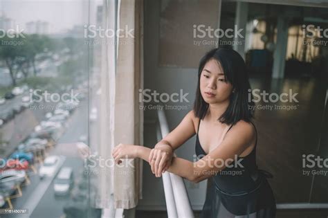 창가를 바라보며 발레 스튜디오에서 연습을 마친 후 휴식을 취하던 아시아 중국 십대 여성 발레 댄서 공연자에 대한 스톡 사진 및