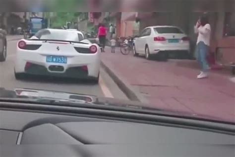 小伙接老婆下班时的搞笑操作 结果老婆跑了
