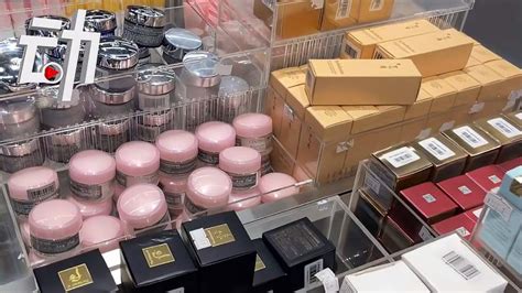 化妆品小样售卖火爆背后：来路不明成隐患 买卖非卖品涉嫌侵权社会法制好看视频