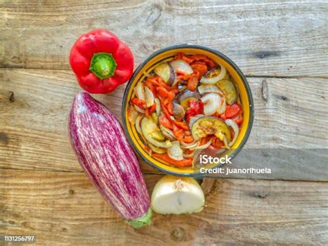 에 스 칼 리 바다는 고추 양파 가지 토마토와 마늘로 만든 식욕을 돋 우는 스페인 식 요리입니다 0명에 대한 스톡 사진 및 기타