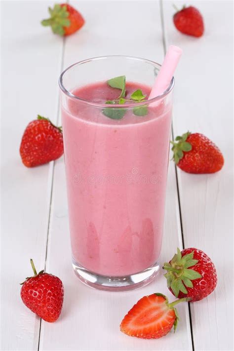 Milk Shake Com Morangos E Banana Batido Da Morango Foto De Stock