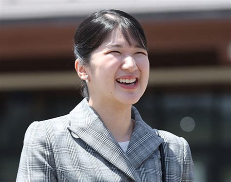 佳子さまの“おひとりだけ扇子なし”はng︎ ファッションライターが指摘する園遊会での「気になる着付け」 女性自身