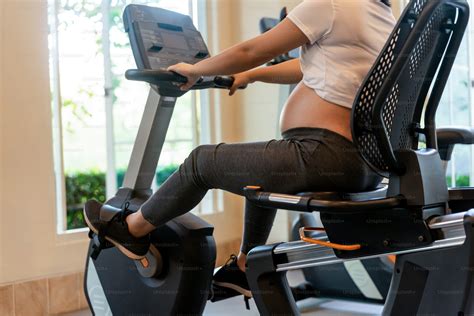 활동적인 임산부는 요가 룸의 피트니스 센터에서 운동합니다 임신한 뱃속에 아기를 안고 있는 젊은 임산부 출산 산전 관리 및 여성 임신 개념 사진 Unsplash의