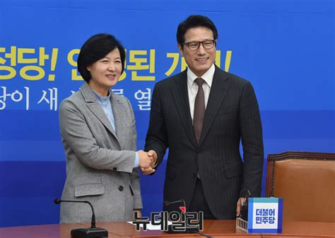 포토 더불어민주당 추미애 대표 예방하는 바른정당 정병국 대표 Save Internet 뉴데일리