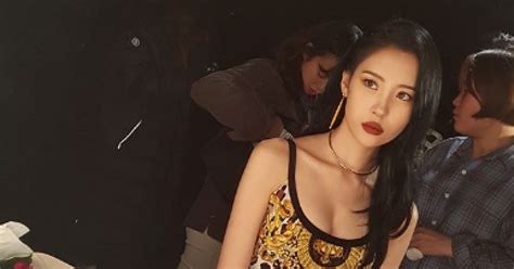 주인공 선미 볼륨 드러낸 아름다운 원피스 자태