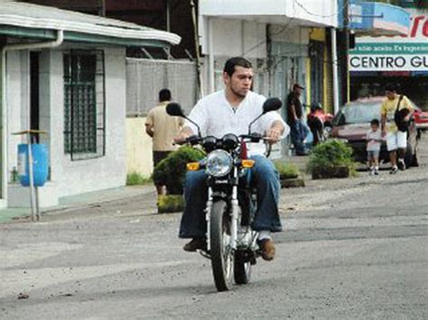 Falta de casco agrava secuelas de los accidentes en moto La Nación