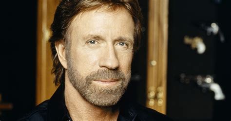 Megmutatta meztelen felsőtestét Chuck Norris a 83 éves akciósztár pont