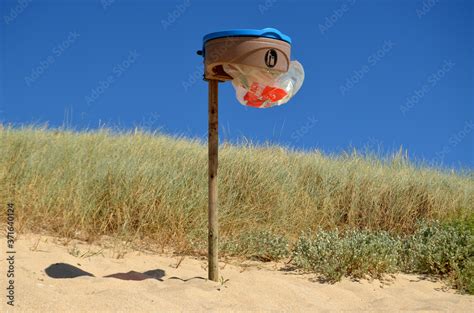 Poubelle Sur La Plage Stock Photo Adobe Stock