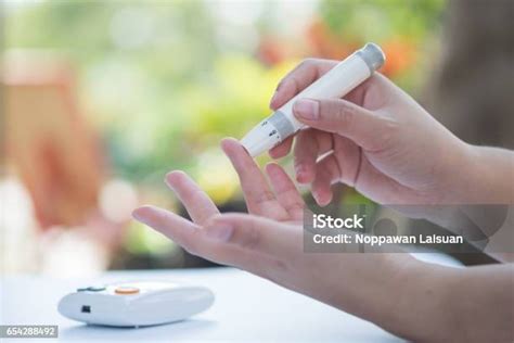 아시아 여자의 손가락을 포도 당 미터 의료 의료 혈당을 체크 하 고 확인 당뇨병 Glycemia 그리고 사람들이 개념에 랜 싯을 사용 하 여 닫습니다 손가락에 대한 스톡