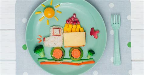 어린이 음식 예술 개념 쌀 샌드위치 신선한 과일과 채소로 만든 자동차 흰색 나무 배경에 냅킨이 있는 접시에 텍스트용 빈 공간이 있습니다 평면도 플랫 레이 사진