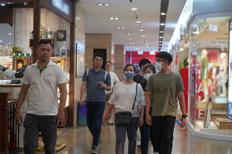 Người dân TP Hồ Chí Minh đổ vào các quán trung tâm thương mại tránh nóng