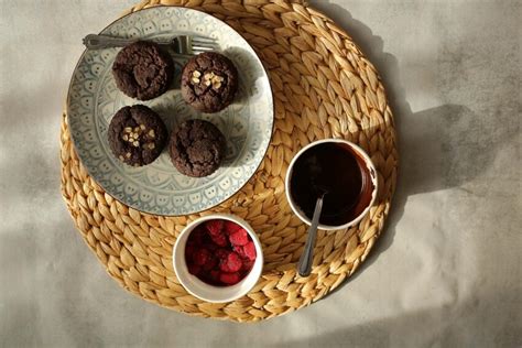 무료 사진 컵 케 익 초콜릿 어두운 라스베리 과일 달콤한 포크 정 음식 레트로