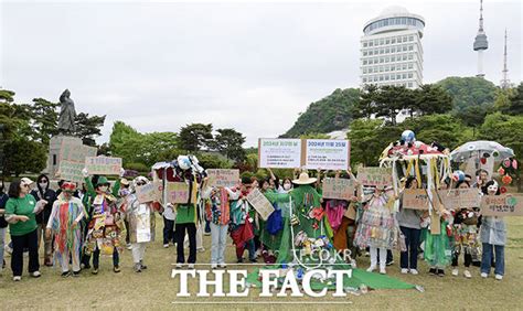 지구의 날 맞아 열린 플라스틱 오염 저지 친환경 패션쇼 Tf사진관 포토 기사 더팩트