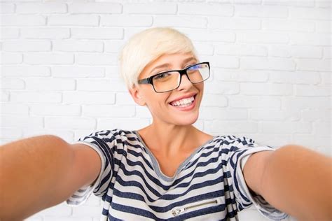 Bella Mujer Con Pelo Corto Y Gafas Foto Premium