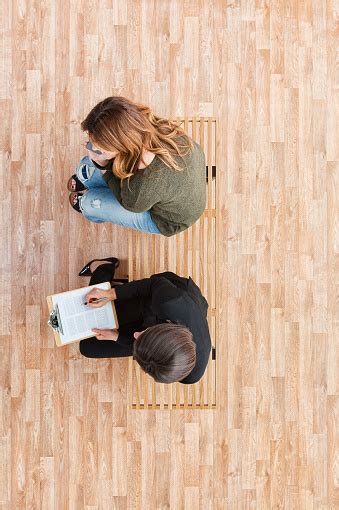 직접 위의 보기 1 인 전체 길이 2 명 2 029 세 아름 다운 백인 여성 우정 비즈니스 맨 비즈니스 맨 매니저 고객 앉아 휴식 말하는 양복 시원한 자세 20 24세에
