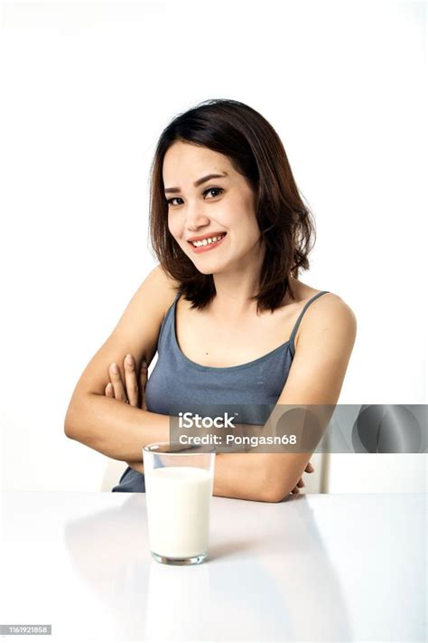 Porträt Der Schönen Jungen Frau Mit Einem Glas Auf Dem Tisch Weißen