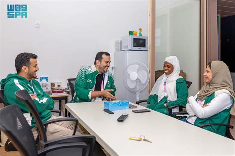 رياضي الأمير فهد بن جلوي يزور البعثة السعودية في قرية الرياضيين بدورة