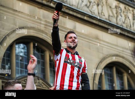 George Baldock Salue Les Fans Lors Du Sheffield United Premier League