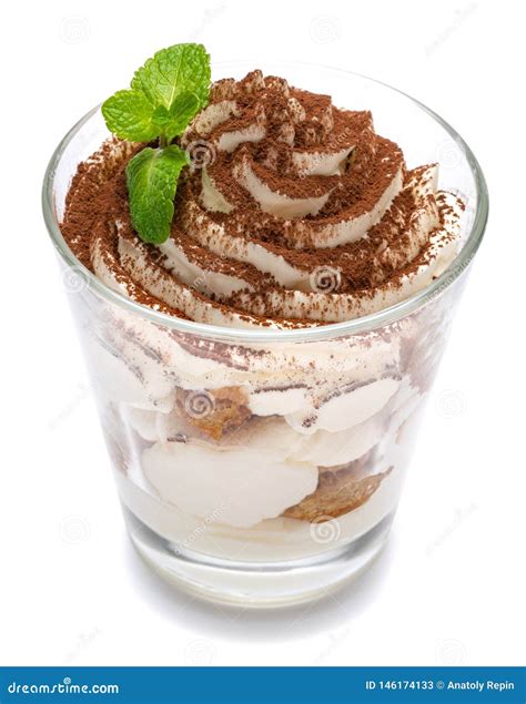 Postre Cl Sico Del Tiramisu En Un Vidrio Aislado En Un Fondo Blanco Con