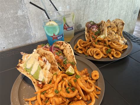【沖縄ランチ】沖縄の綺麗な海沿いでボリューミーなタコスが食べられる！沖縄を感じるならココ！『blue Entrance Kitchen