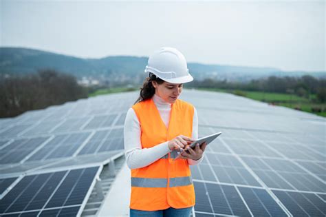 태양 전지판 농장에서 검사를 위해 디지털 태블릿을 사용하는 여성 엔지니어 재생 에너지에 대한 스톡 사진 및 기타 이미지 재생 에너지 한 명의 여자만 젊은 여자
