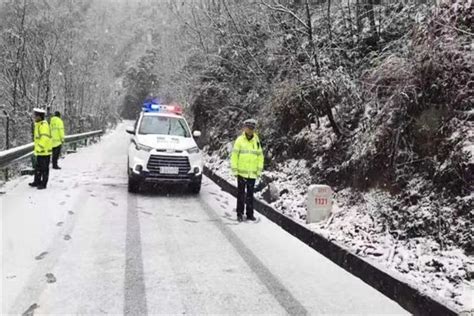 岚皋交警：冰雪行路难 交警护周全 岚皋县人民政府
