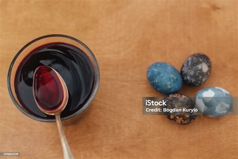 현대 회색 어두운 돌 대리석 부활절 달걀 카데카 차 어두운 붉은 색 유리 항아리로 그린 제로 폐기물 휴가 유기농 재료 나무