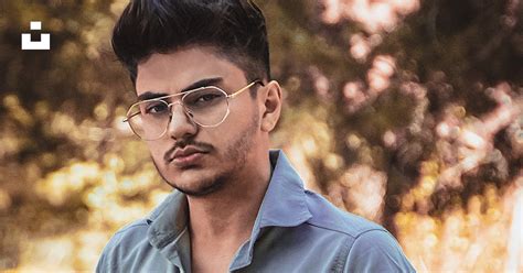 검은 드레스 셔츠를 입은 남자 검은 안경 안경을 쓰고 사진 Unsplash의 무료 사람의 이미지