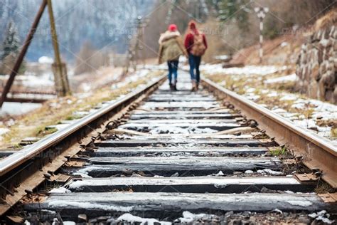 خرید و قیمت عکس با کیفیت دختر و پسر در حال قدم زدن روی ریل قطار ترب