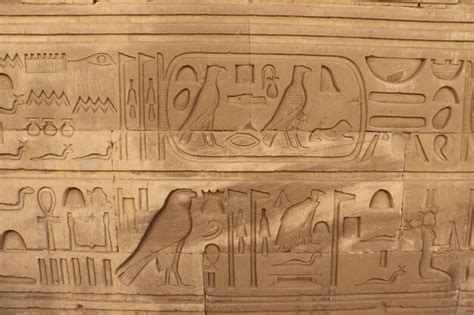 Hiéroglyphes égyptiens Anciens Sculptés Au Temple De Kom Ombo à Assouan