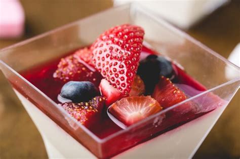 Panna cotta con fresas un postre fácil italiano que no te puedes perder