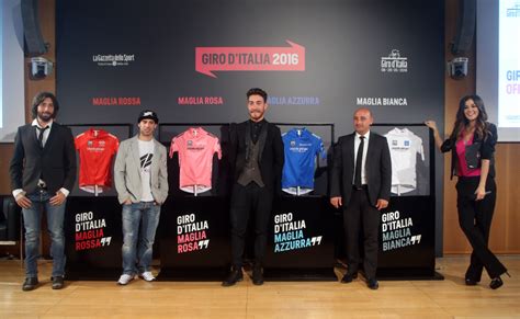 Svelate A Milano Le Quattro Maglie Del 99 Giro D Italia Foto