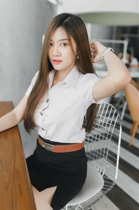 ปักพินโดย Kopman ใน สาวมหาลัย ในปี 2024 กระโปรงสั้น แฟชั่นสาวๆ ชุด
