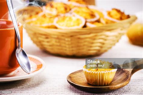 Queijadinha 또는 Queijada 계란 치즈 또는 코코넛 설탕을 많이 만든 브라질과 포르투갈의 전통 빵집과 패스트리
