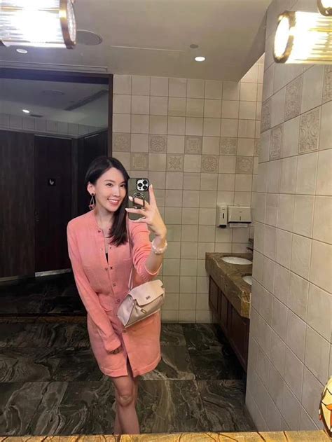 林志颖老婆晒自拍，穿短裙美的无可挑剔，41岁三娃妈嫩似21岁学生陈若仪大学生皮靴