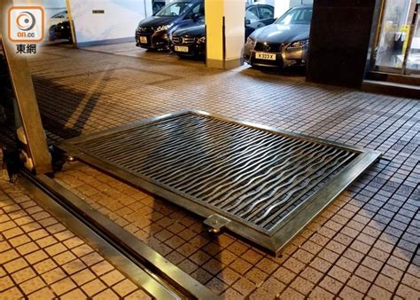 界限街塌大廈閘門 保安員遭砸傷送院｜即時新聞｜港澳｜oncc東網