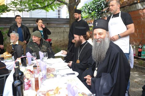 Патријарх Порфирије на Васкрс ручао са бескућницима Катера