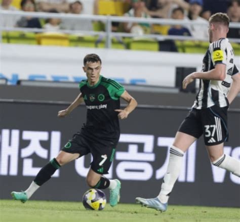 تعویض پیراهن گزینه جدی نقل‌وانتقالاتی استقلال با کیران تریپیر در بازی مقابل نیوکاسل عکس طرفداری