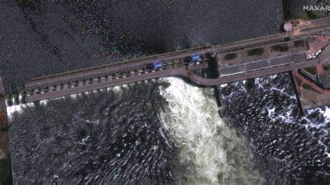 Barrage détruit inondations et évacuations en Ukraine Kiev et Moscou