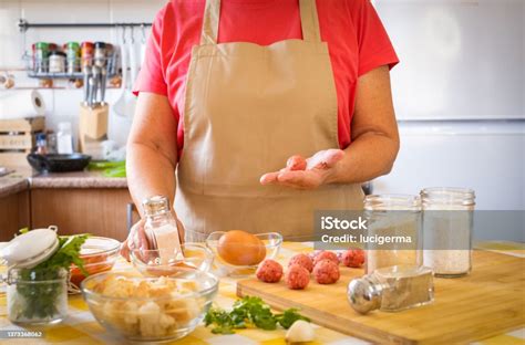 요리 할 준비가 신선한 미트볼을 준비하는 여성 나무 도마와 원료 가정 생활에 대한 스톡 사진 및 기타 이미지 가정 생활