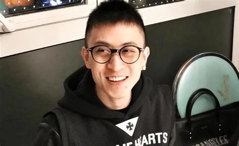 秦奋背景经历曝光，曾与阿娇关系匪浅，父亲是知名“叠码仔”腾讯新闻