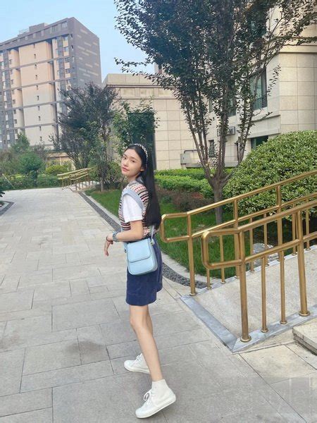 林允身着 Carven 2021 秋冬系列freestyle潮流网
