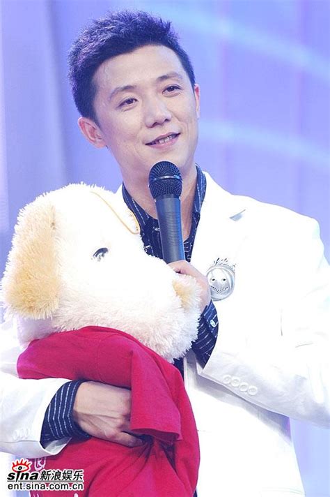 图文：超女成都5进3 主持人胡晓抱狗变大男孩影音娱乐新浪网