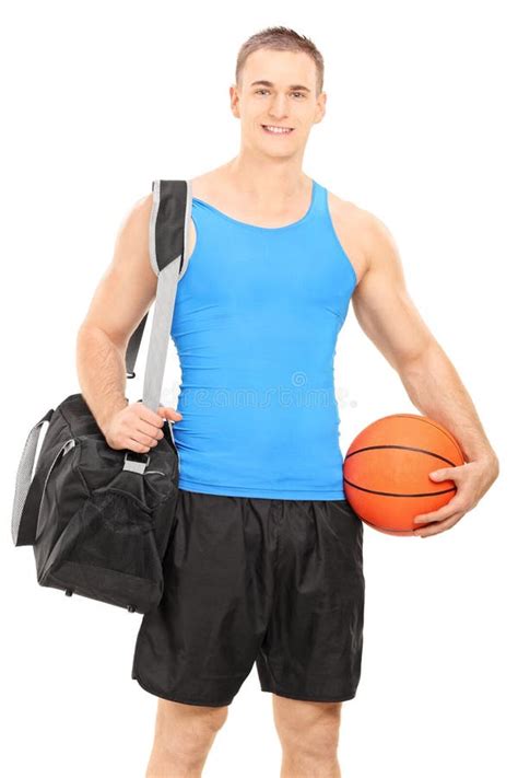 Jugador De Básquet De Sexo Masculino Que Lleva Un Bolso De Los Deportes