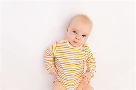 웃는 아기 소녀 6 개월 밝은 바디 수트에 흰색 고립 된 배경에 누워 텍스트 공간 상단 보기 건강한 행복한 아이 2 5 개월에 대한 스톡 사진 및 기타 이미지 Istock