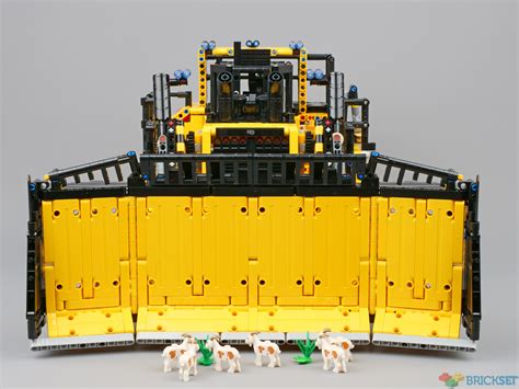 LEGO 42131 Cat D11 Bulldozer review | Brickset